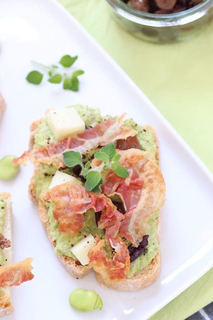 Crostini con crema di fave, olive e pancetta croccante | The Black Fig